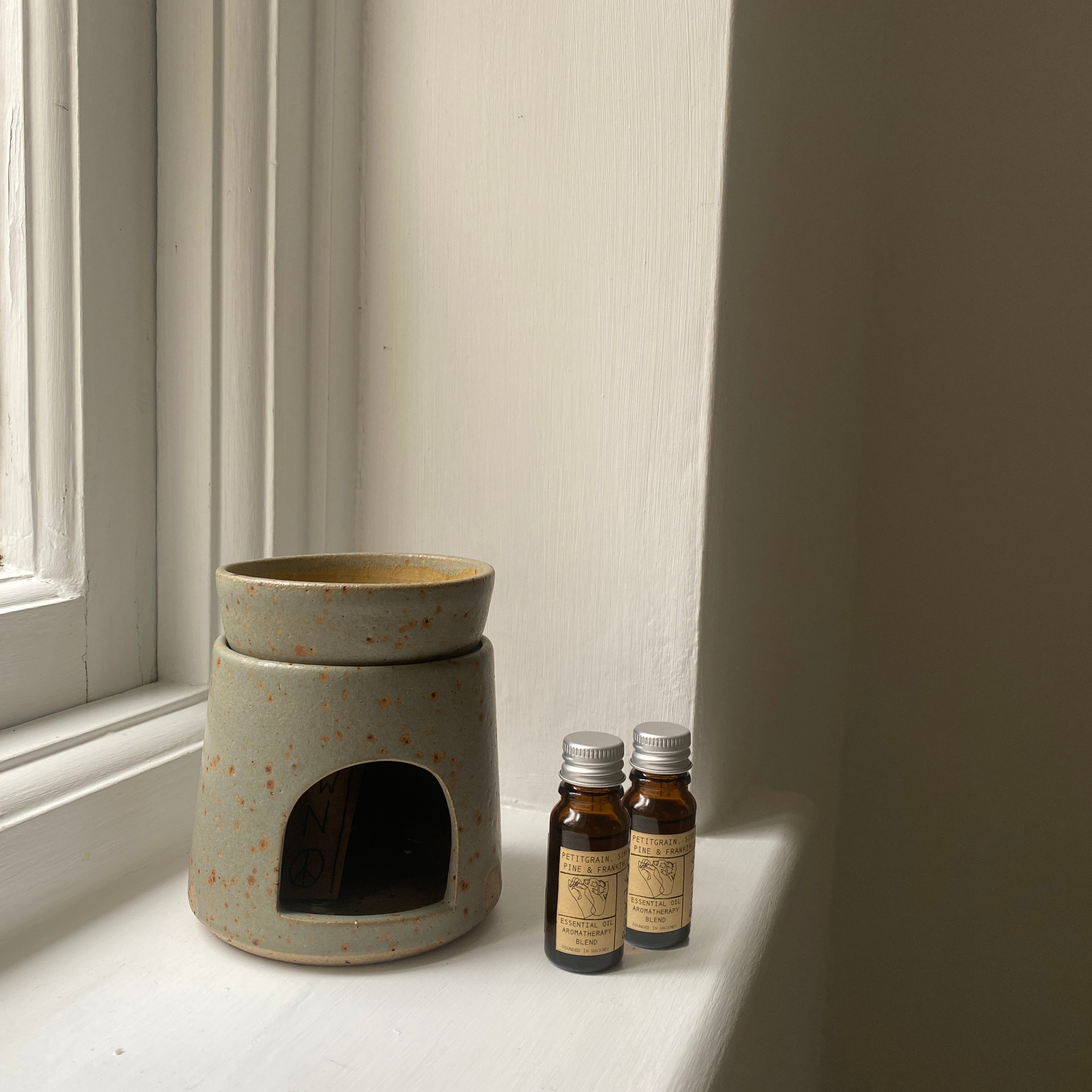 Lichen Green Oil Burner & Aromatherapy Oil Gift Bundle | Bouclé